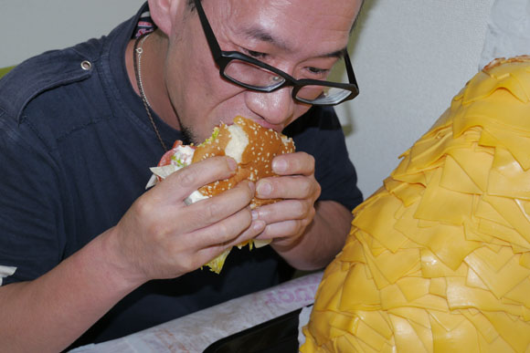 This is What a Whopper With 1000 Slices of Cheese Looks Like ...