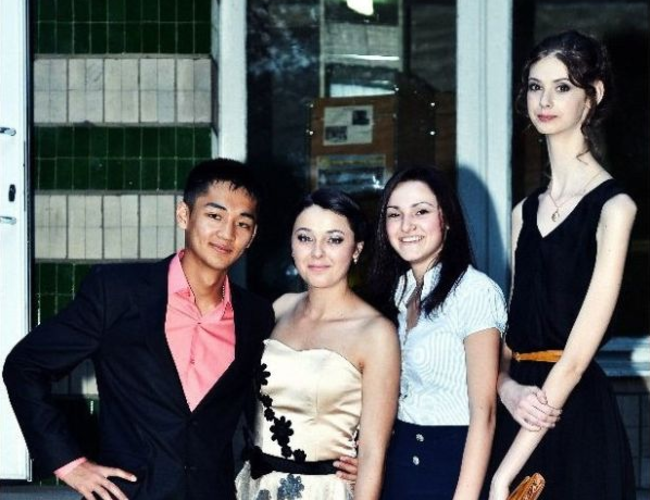 Beautiful 16-Year-Old Ukrainian Girl with Disproportionately Long Neck ...