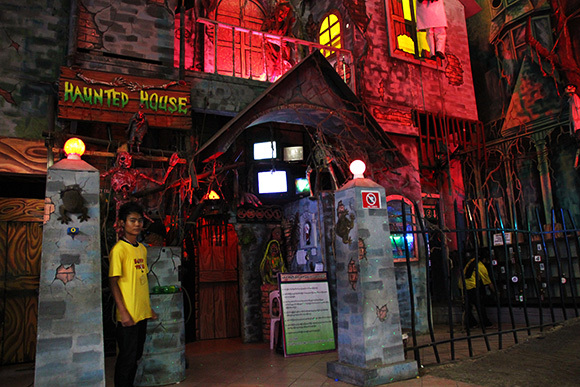 Checking Out the Myanmar Amusement Park “Happy World”: An All-star ...