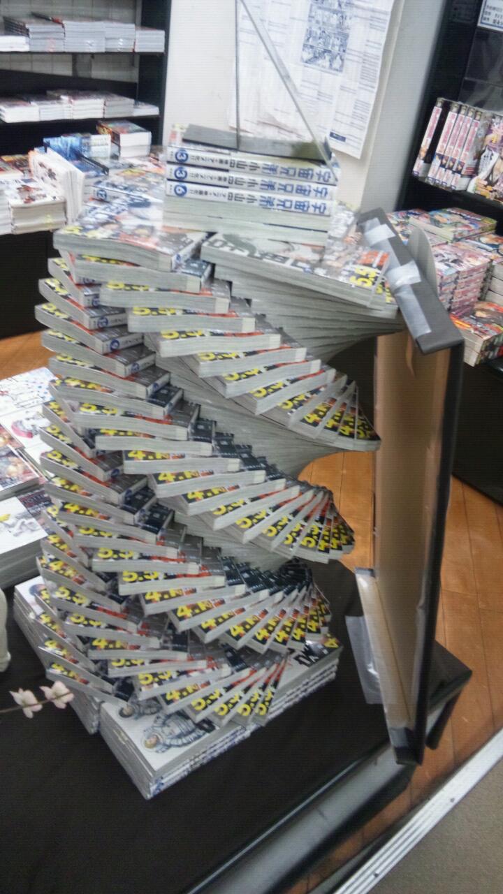 【TBT】The avant-garde art of book stacking in stores of Japan ...
