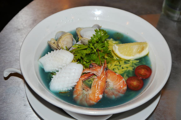 Are blue foods as cool as the color implies? We try blue curry, ramen ...