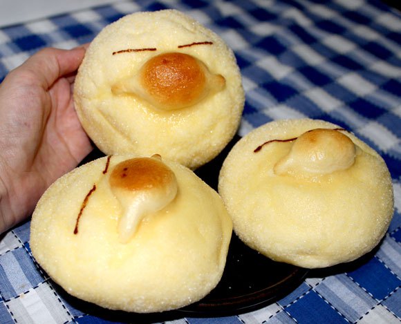 Luxury hotel cooks up adorable melon bread based on JR West’s platypus ...