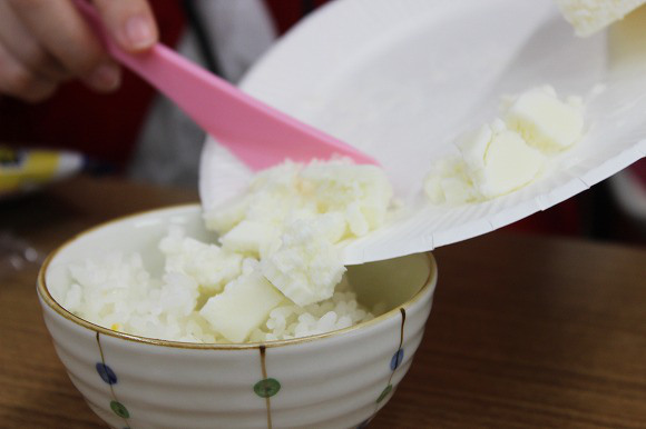 We get a sneak peak at stew-flavored Garigari-Kun popsicles! Tastes ...