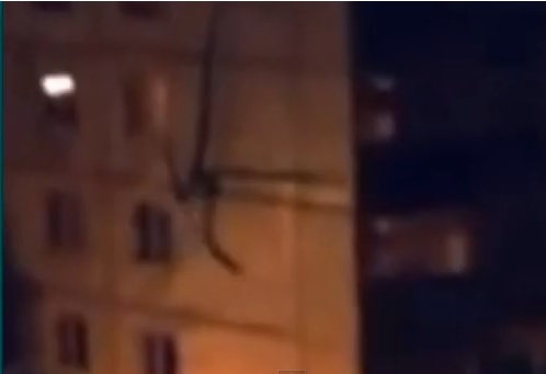 Video shows “mutant” crawling on the side of a building in Russia ...