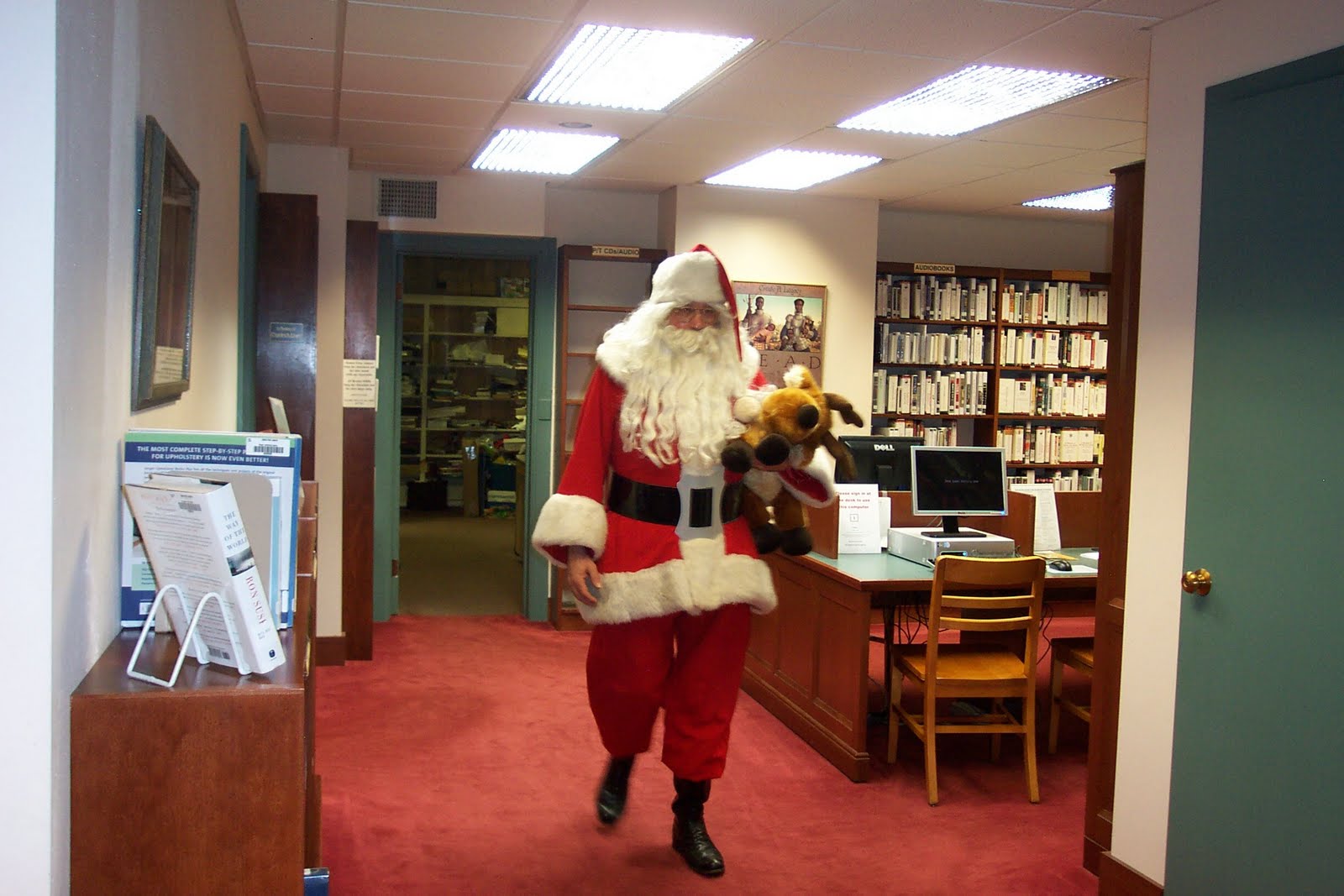 Mysterious Santa puts smiles on childrens’ faces with a generous gift ...