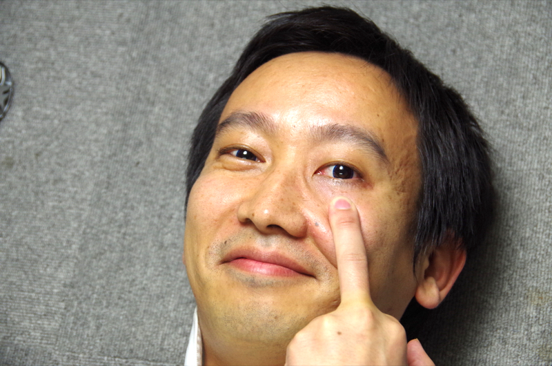 Our male reporter tries on Hello Kitty and My Melody colored contacts ...