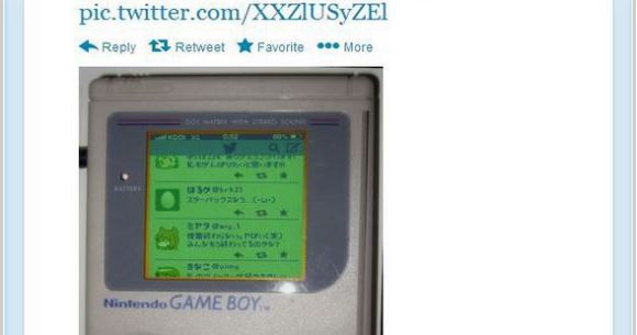 Super cool photo of someone using Twitter… on a Nintendo Game Boy ...