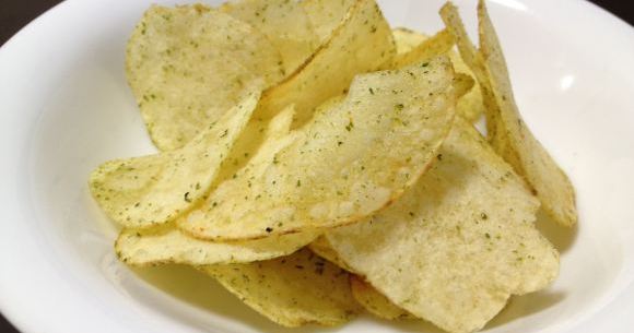 Japanese people most like to drink green tea with their chips ...