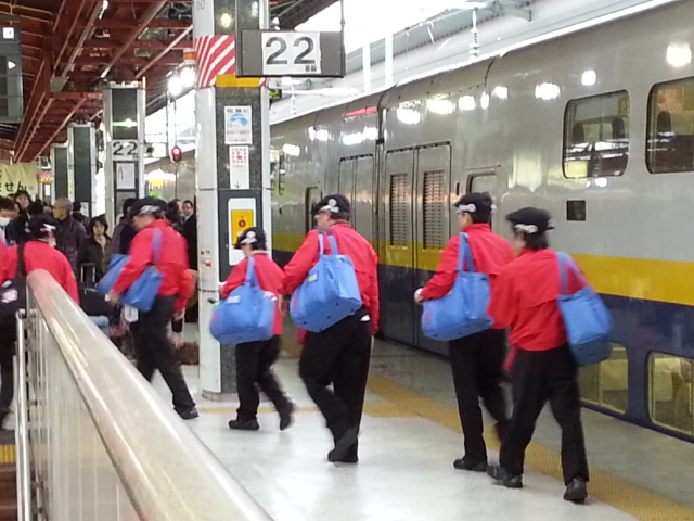 Race against the clock: Shinkansen staff have just 7 minutes to get ...