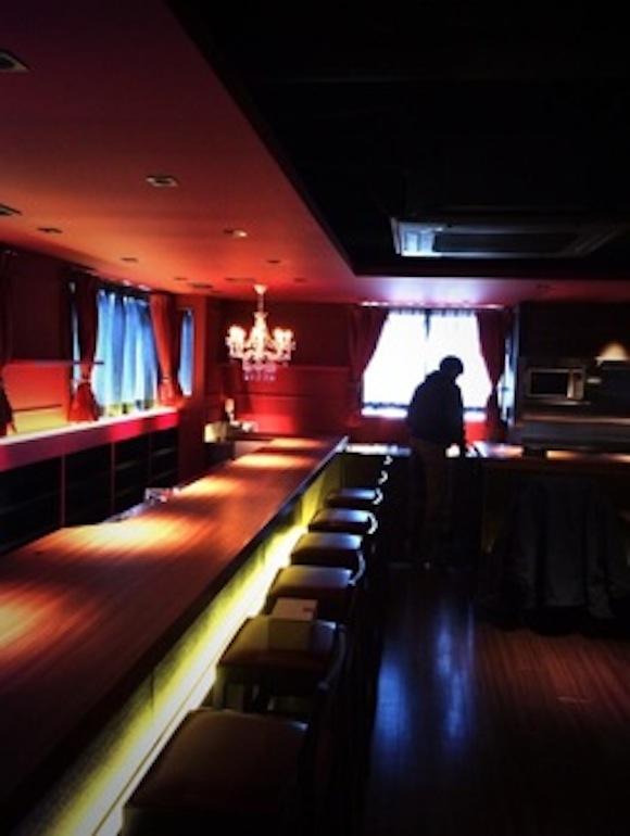 The Tokyo bar where servers are princes, customers are princesses… and ...