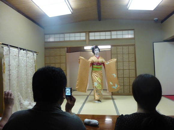 We went to the Ozashiki Cafe to see professional geisha perform — and ...