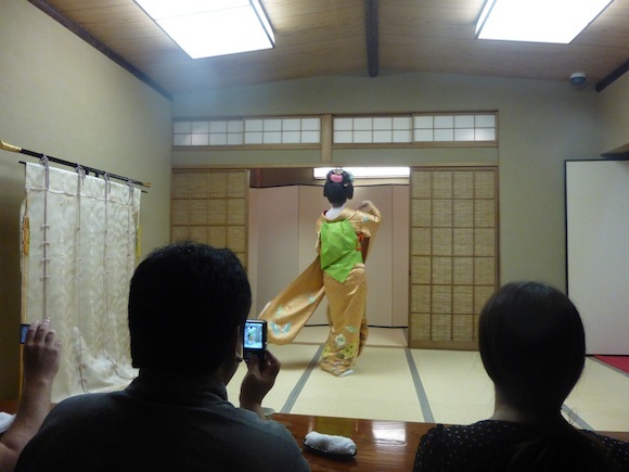 We went to the Ozashiki Cafe to see professional geisha perform — and ...