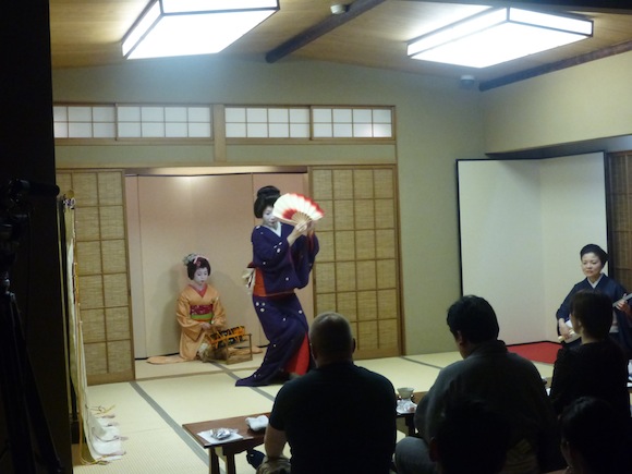 We went to the Ozashiki Cafe to see professional geisha perform — and ...