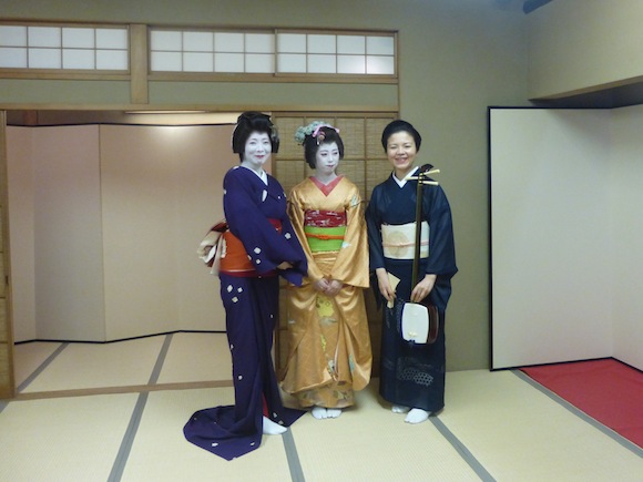We went to the Ozashiki Cafe to see professional geisha perform — and ...