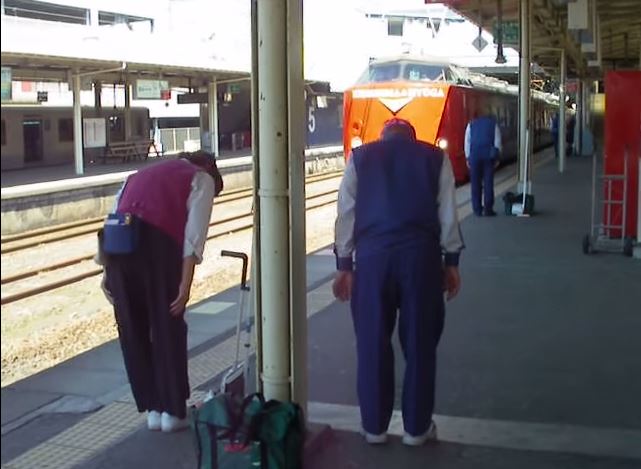 Why do Japanese cleaning crews bow at trains? Foreigners and Japanese ...