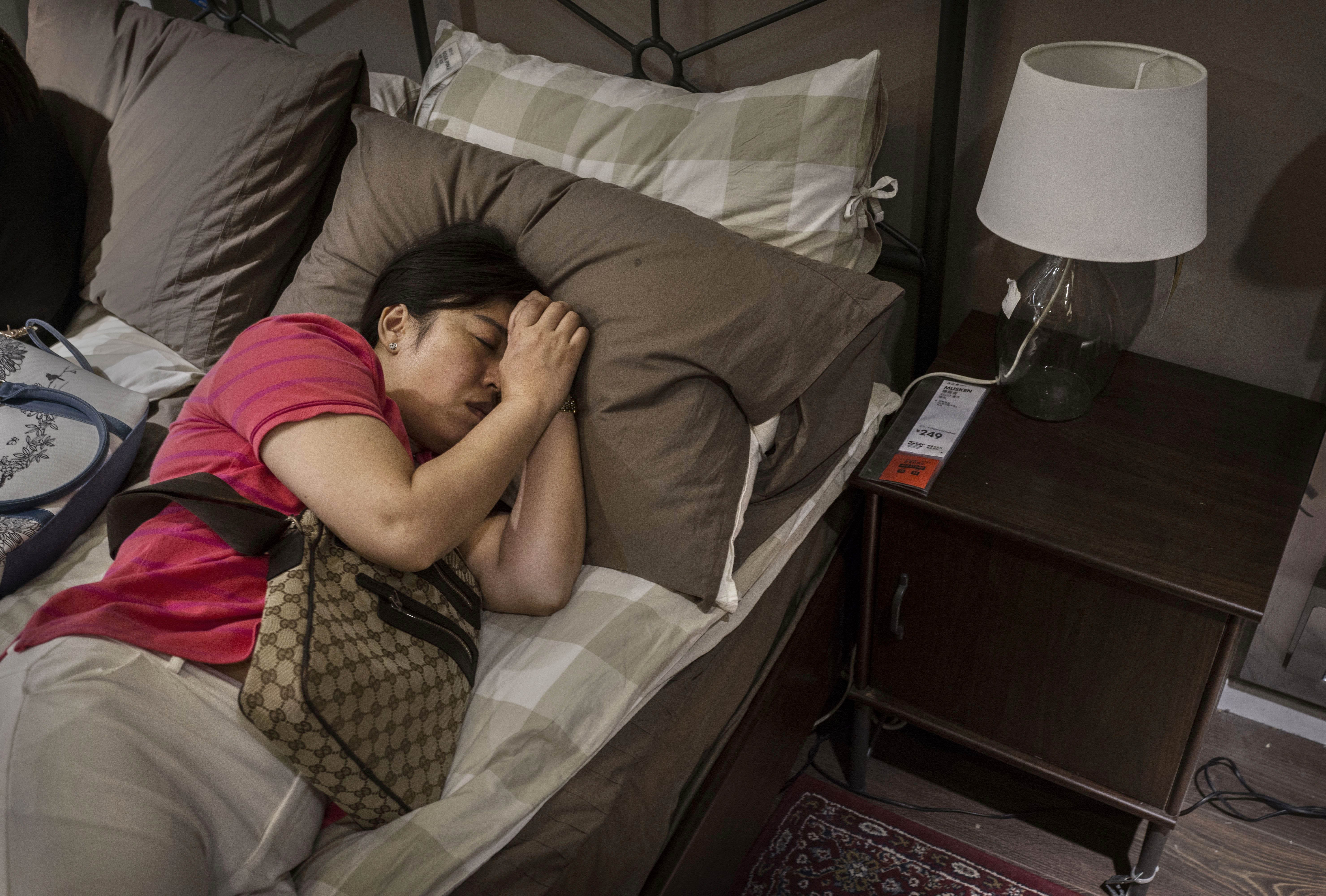 Bizarre photos of Chinese shoppers napping at Ikea | SoraNews24 —Japan ...