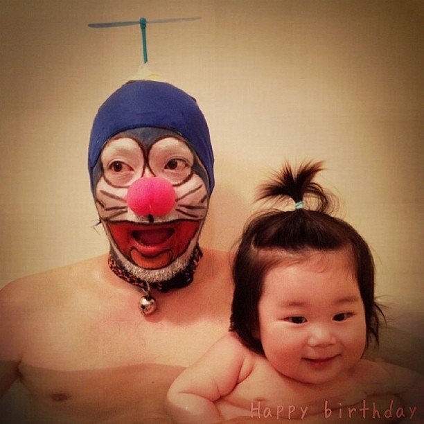 New father dresses like iconic pop culture characters and takes baths ...