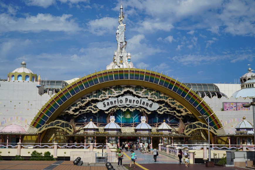 We visit the Hello Kitty theme park to eat an adorable Sanrio meal ...