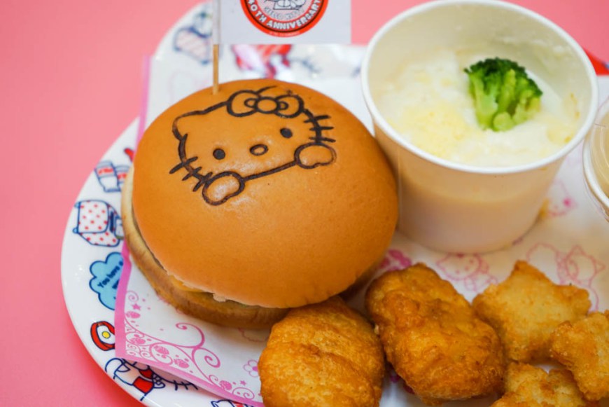 We visit the Hello Kitty theme park to eat an adorable Sanrio meal ...