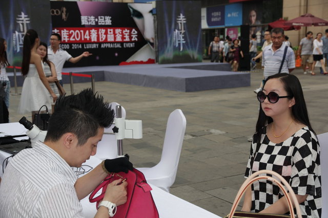 Chinese woman removes her bra in public at a luxury appraisal event in ...