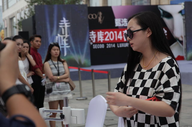 Chinese woman removes her bra in public at a luxury appraisal event in ...