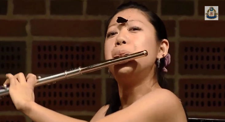 Japanese flutist keeps her cool, plays beautifully even with a ...