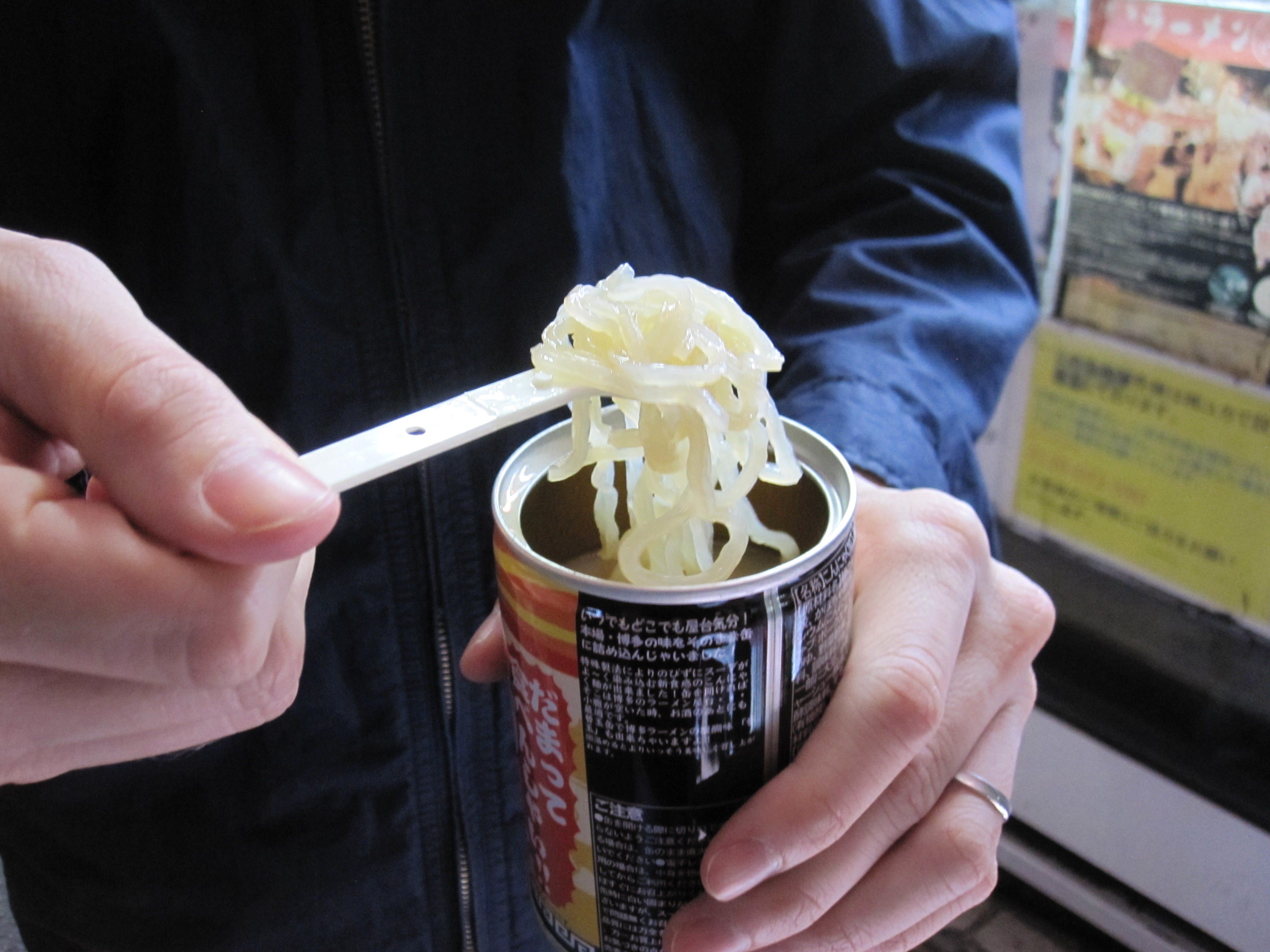 We try ramen from a can on the backstreets of Tokyo【Taste Test ...
