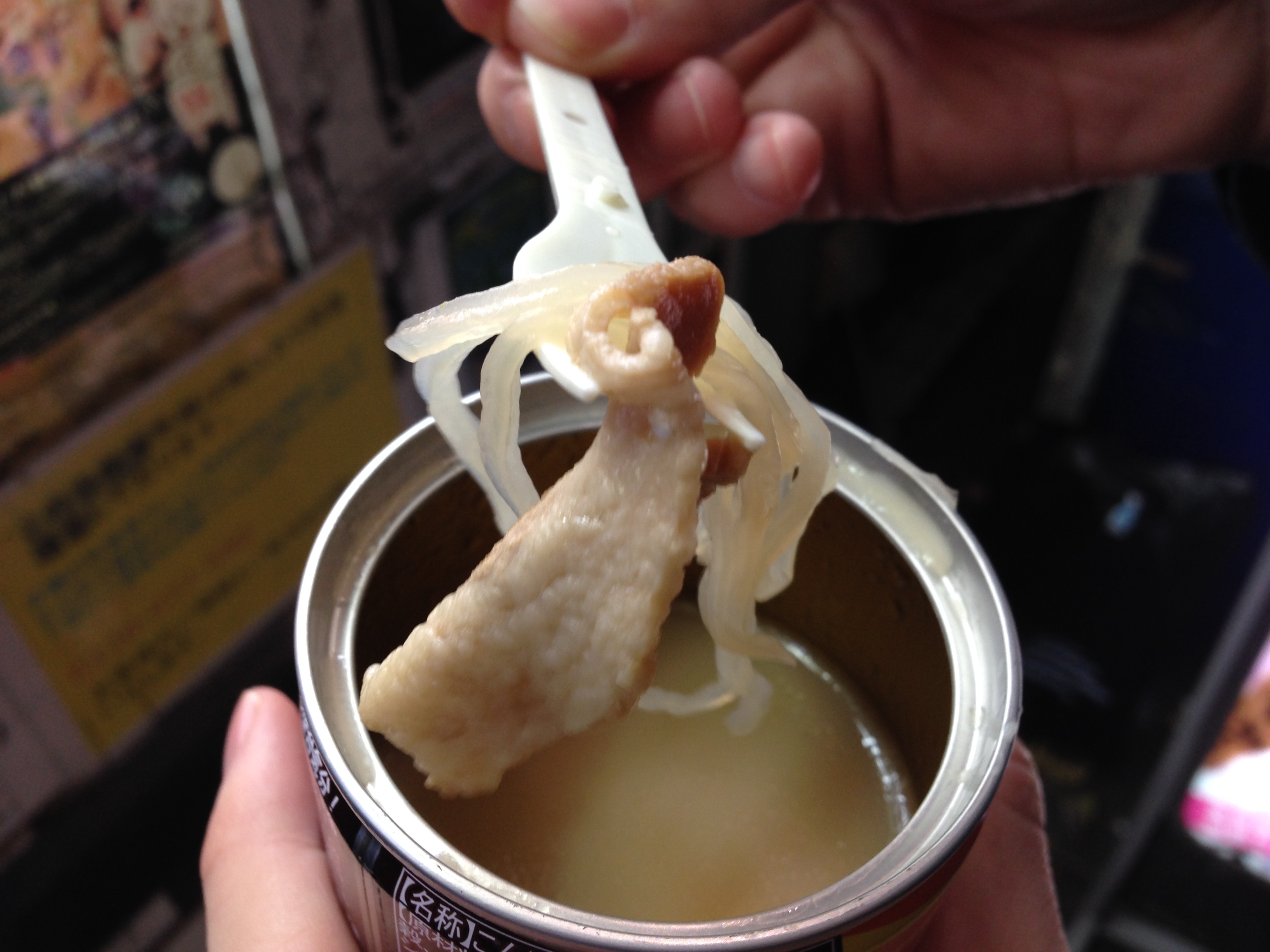 We try ramen from a can on the backstreets of Tokyo【Taste Test ...