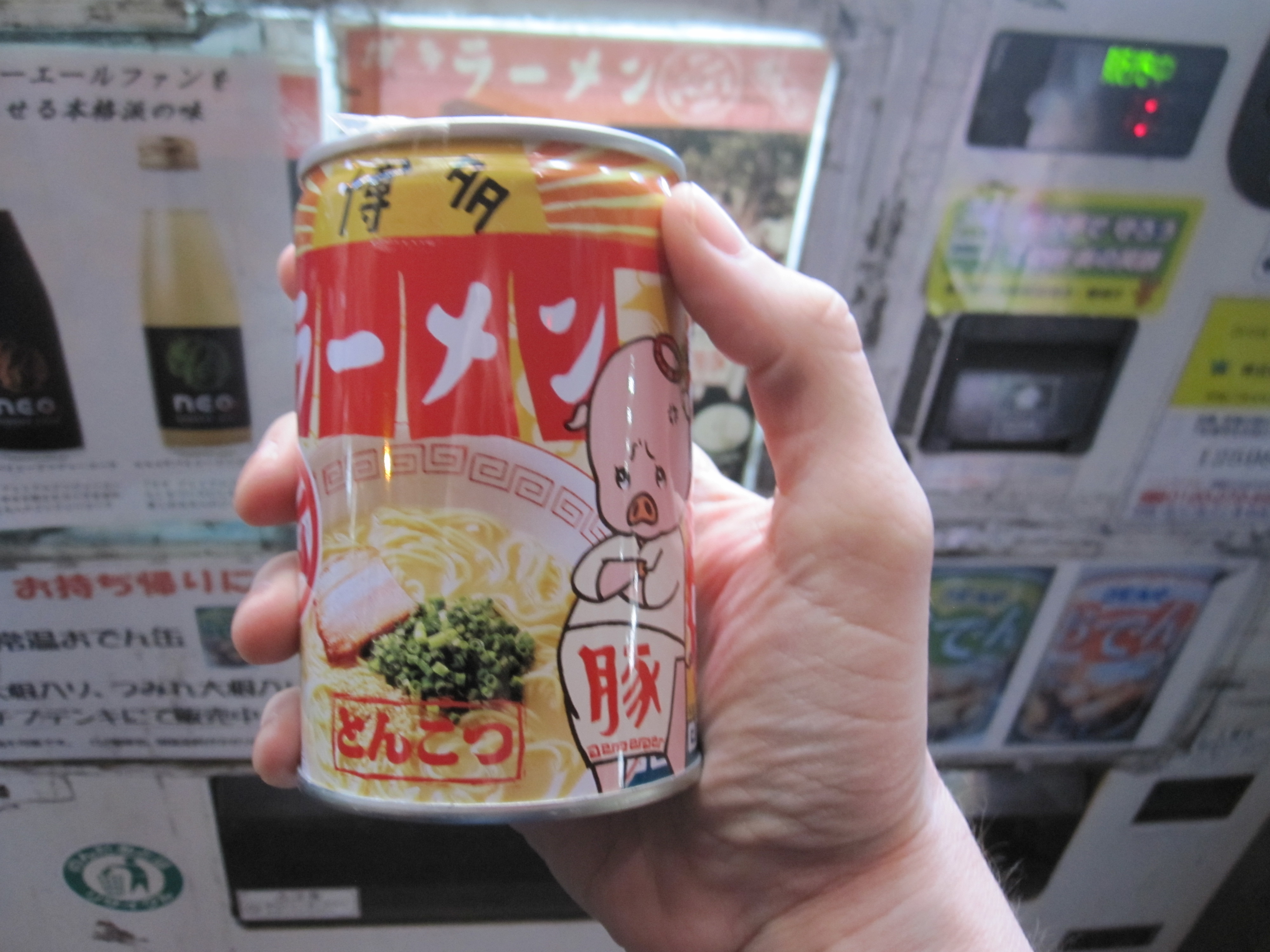 We try ramen from a can on the backstreets of Tokyo【Taste Test ...