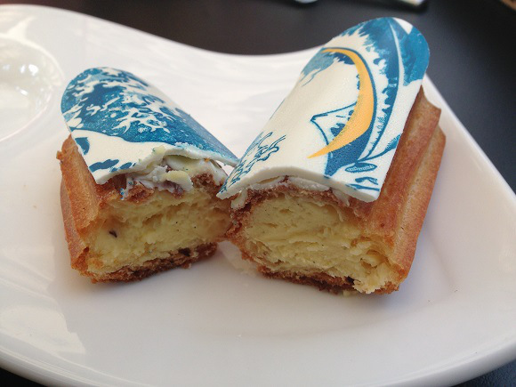 Artistic éclairs featuring Japanese woodblock print by Hokusai ...