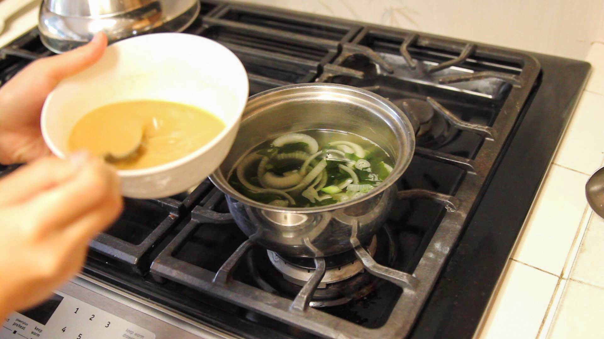 How to cook miso soup (the right way) in a few simple steps ...