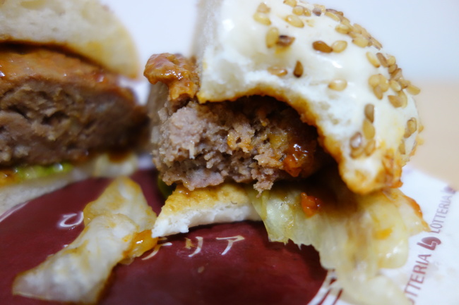 We try the new 1,500-yen Kobe beef burger from Lotteria 【Taste Test ...