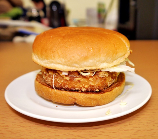 We try Lotteria’s new shrimp burger with unique crust, end up seriously ...