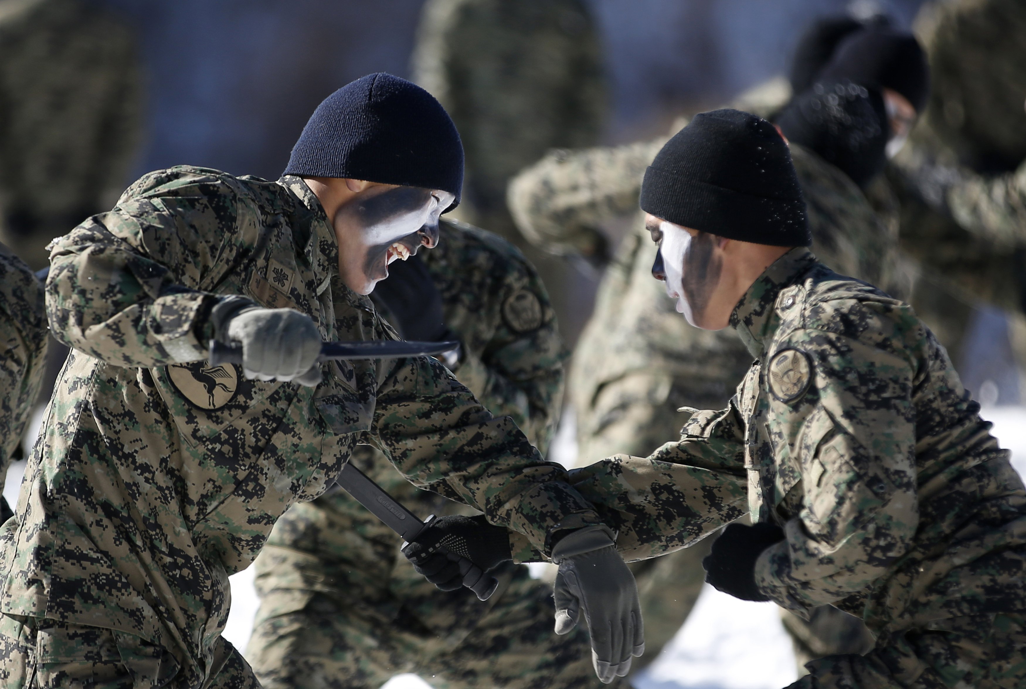 Intense photos of South Korean Special Forces training in the snow ...