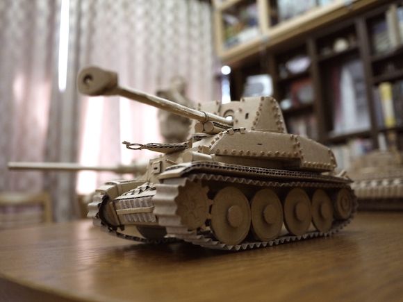 Artist makes cool Gundam, tanks, and rifles out of Amazon boxes to show ...
