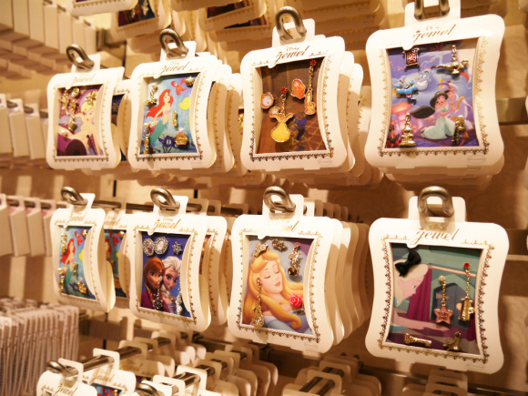 We visit the brand-new Disney store for grown-up women in Tokyo’s ...