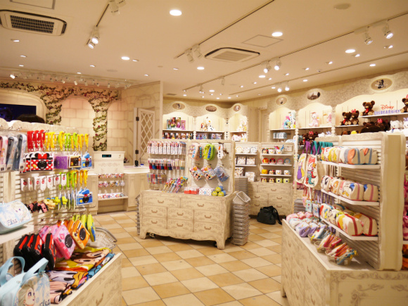 We visit the brand-new Disney store for grown-up women in Tokyo’s ...