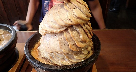 This is what ramen with 100 slices of chashu roast pork looks like ...