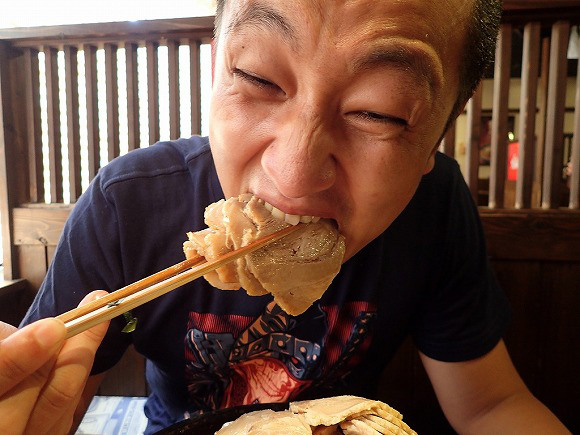 This is what ramen with 100 slices of chashu roast pork looks like ...