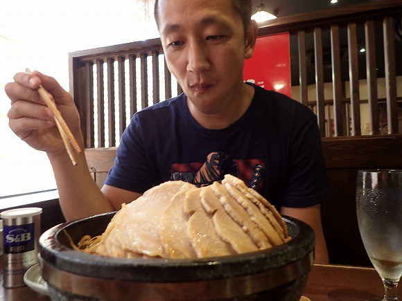 This is what ramen with 100 slices of chashu roast pork looks like ...