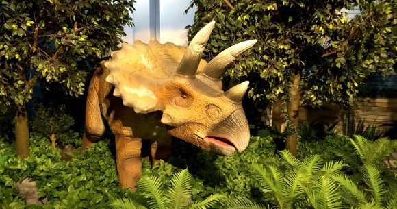 New Dino-themed restaurant is already super popular, has rideable ...