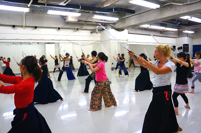 Women in Tokyo are cutting through stress and fat with this new “Katana ...