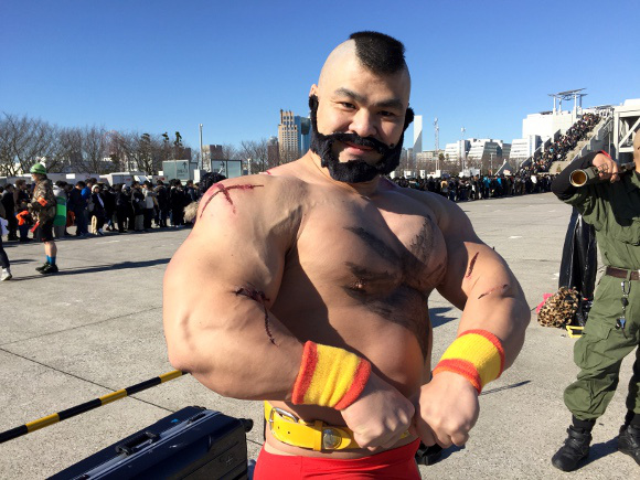 Cosplaying beauties, knights, and sextuplets brave the cold on Comiket ...