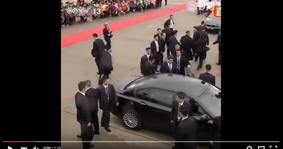 The daily life of the leader of China and his entourage of bodyguards ...