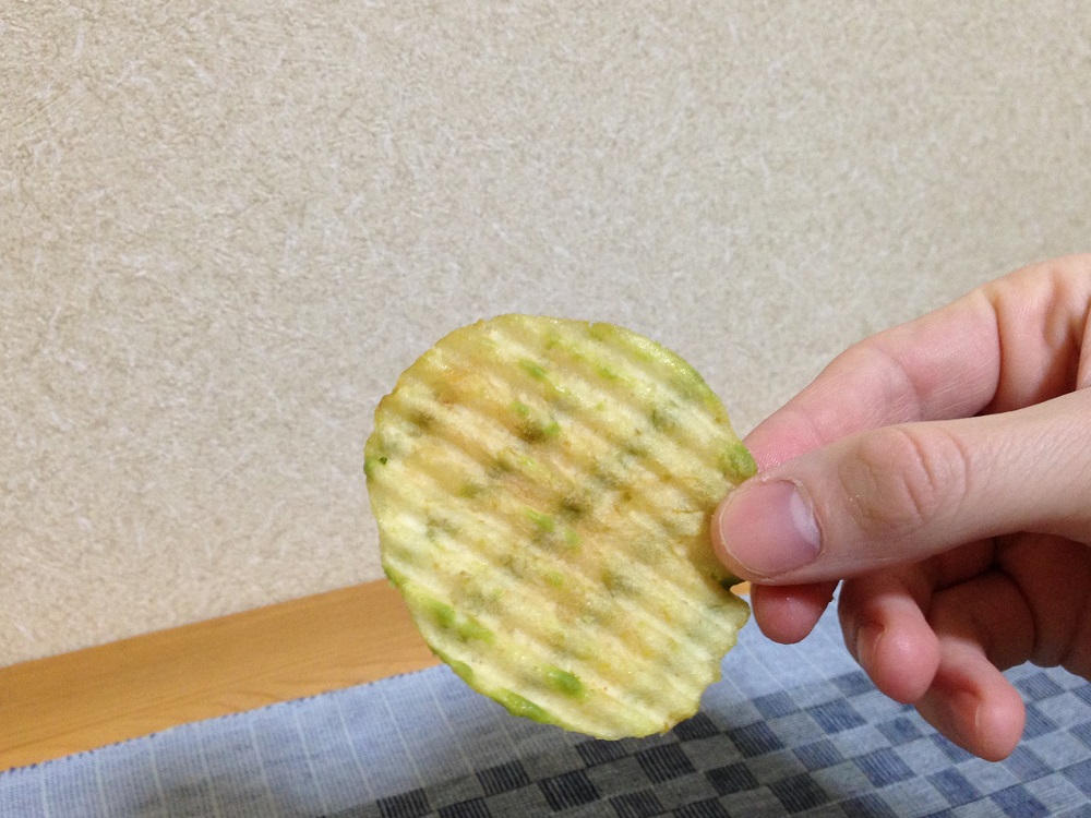 Green tea chocolate-covered potato chips arrive in Japan! 【Taste test ...