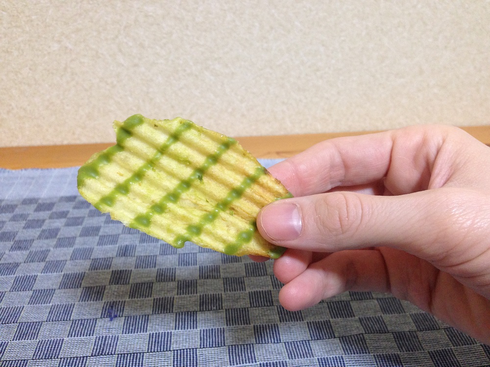 Green tea chocolate-covered potato chips arrive in Japan! 【Taste test ...