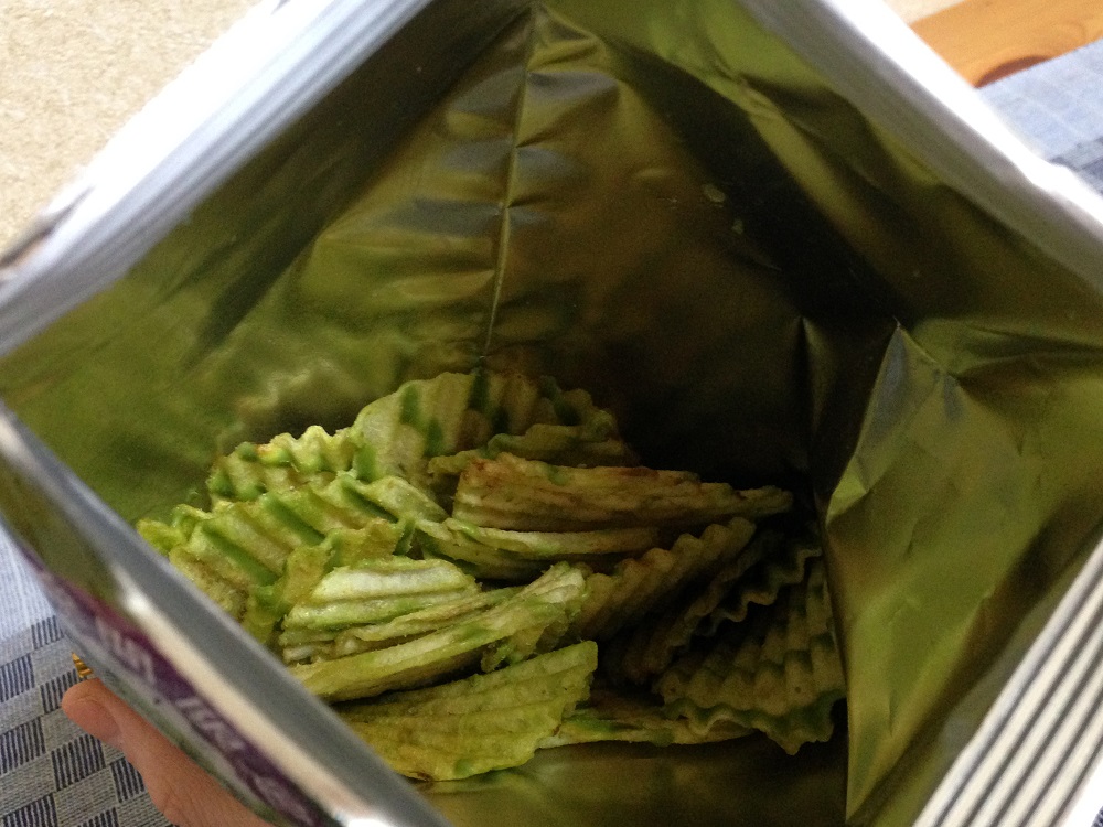 Green tea chocolate-covered potato chips arrive in Japan! 【Taste test ...
