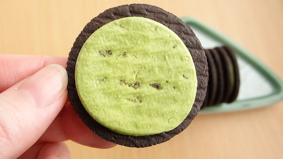 We try the new full-sized matcha Oreo cookies from Japan | SoraNews24 ...