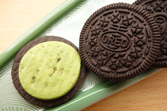 We try the new full-sized matcha Oreo cookies from Japan | SoraNews24 ...