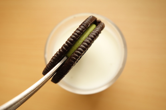We try the new full-sized matcha Oreo cookies from Japan | SoraNews24 ...